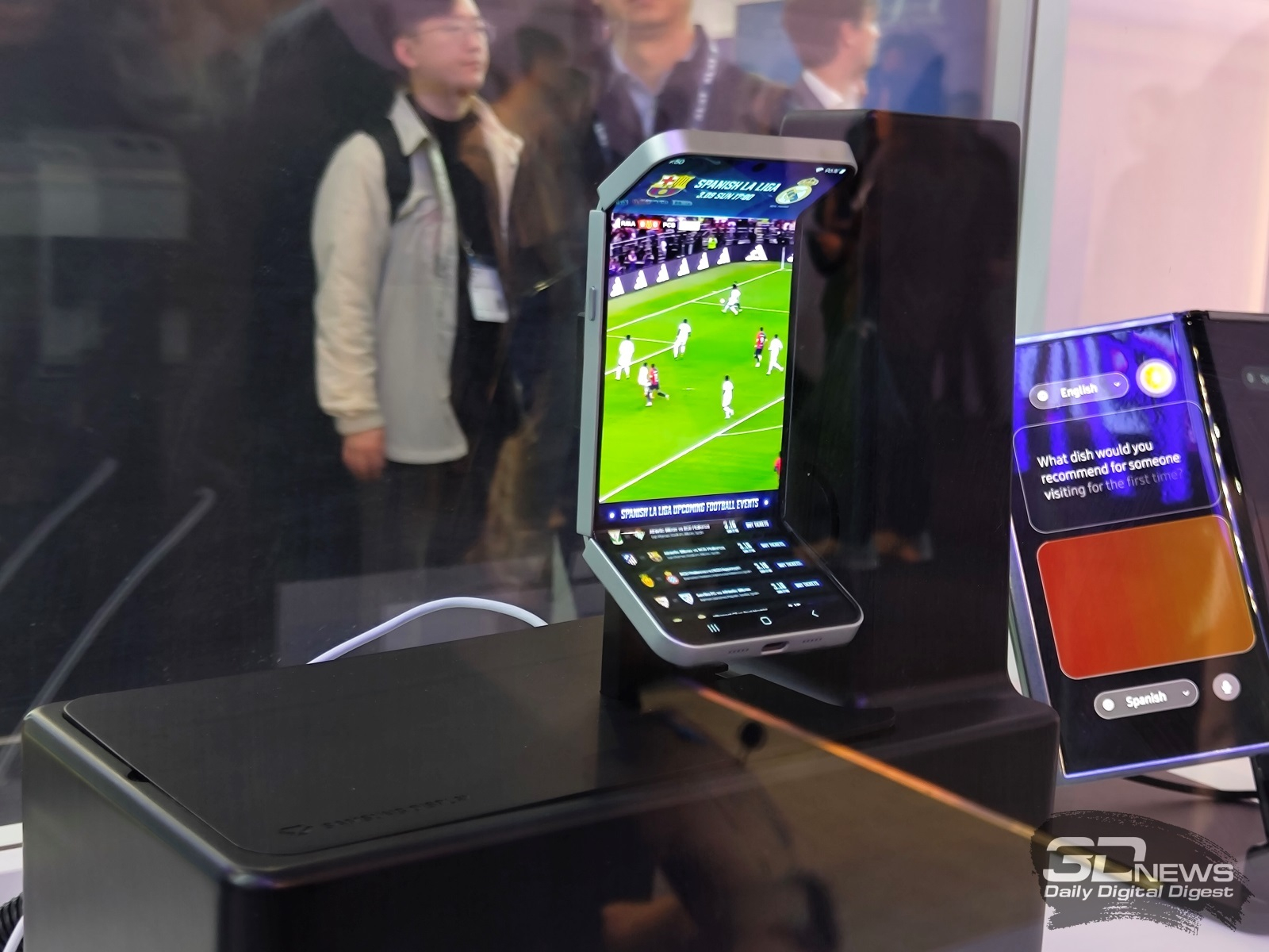 Samsung показала прототипы складного асимметричного смартфона и ...